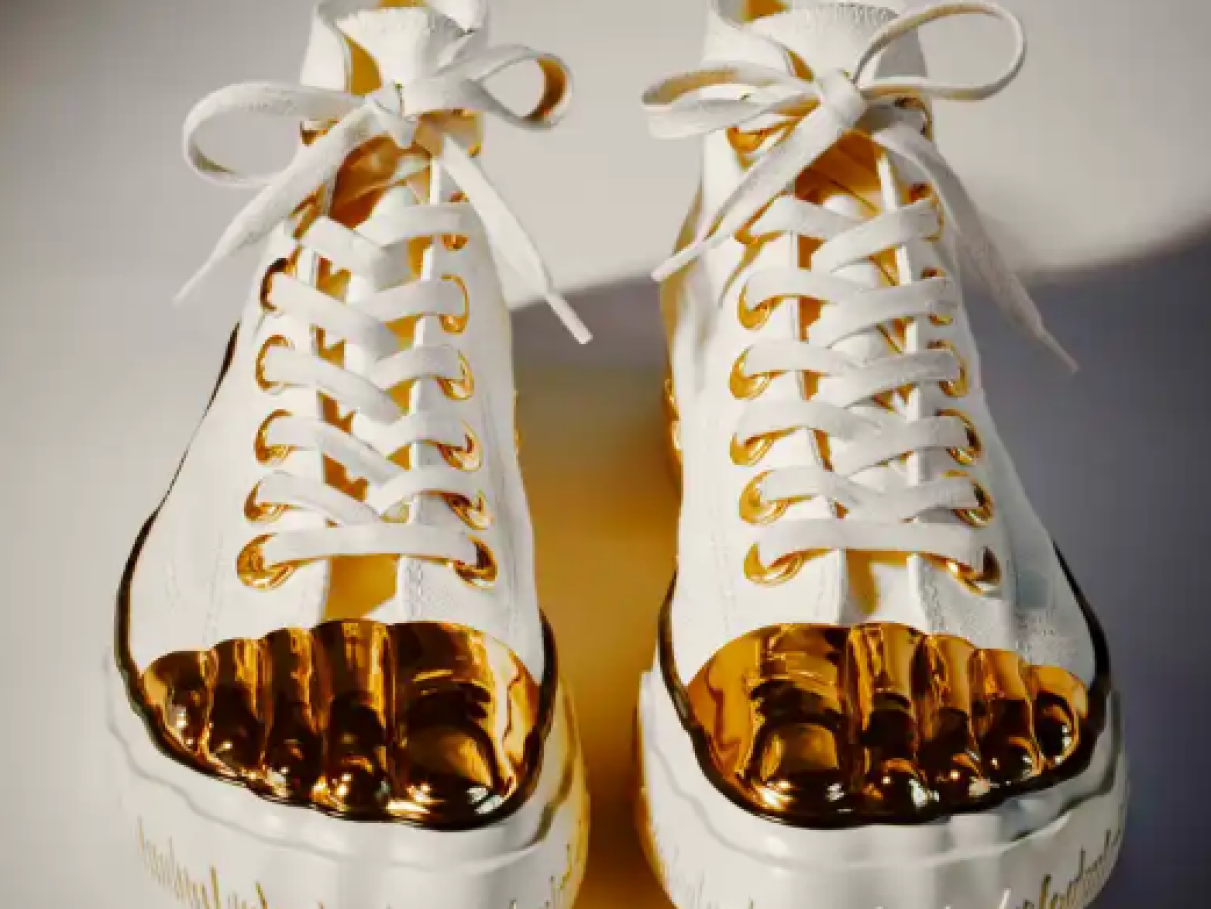 Schiaparelli Revoluciona o Streetwear com Sneaker de Dedos Dourados ...